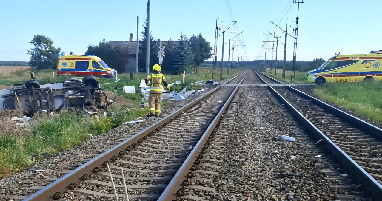 Gronówko. Tragedia na przejeździe kolejowym. Pociąg zderzył się z kamperem - Wydarzenia w INTERIA.PL