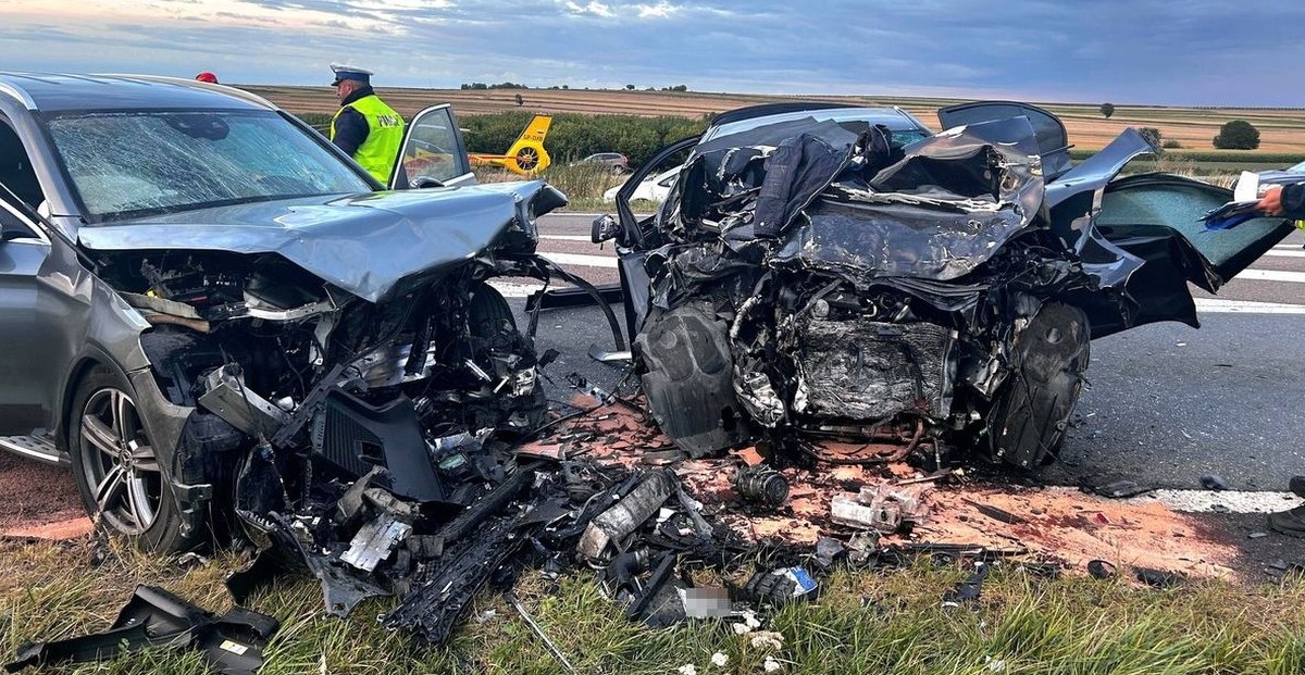 Dziecinin: Wypadek na DK 17. 61-latka zmarła, 20-latek walczy o życie ...