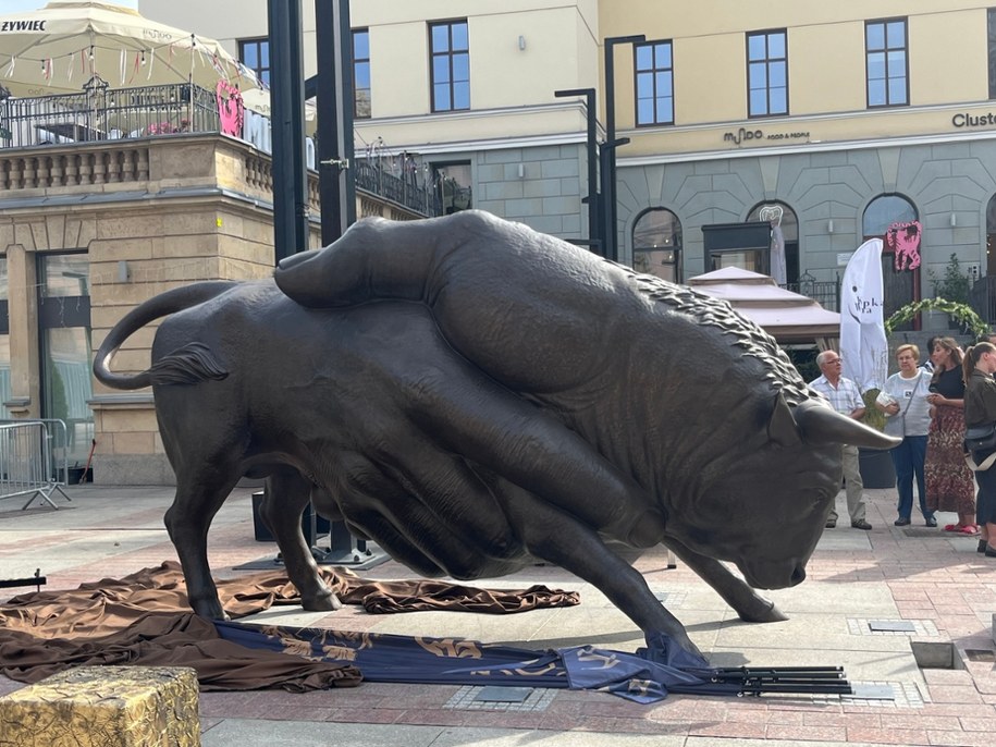 Potężny byk w centrum Katowic. Na Dworcowej stoi wyjątkowa rzeźba - RMF 24