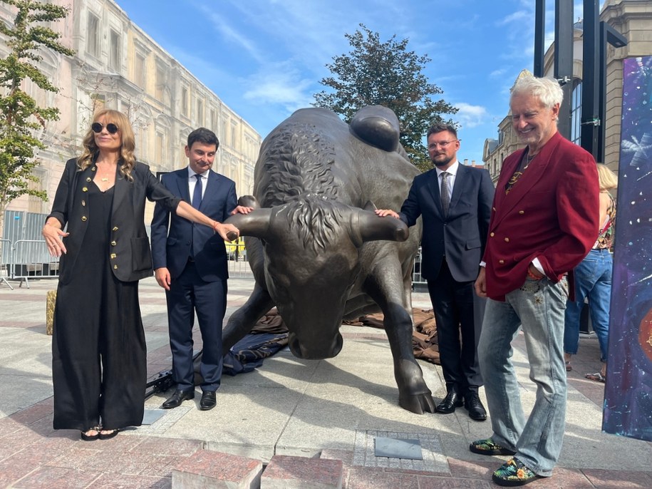 Potężny byk w centrum Katowic. Na Dworcowej stoi wyjątkowa rzeźba - RMF 24