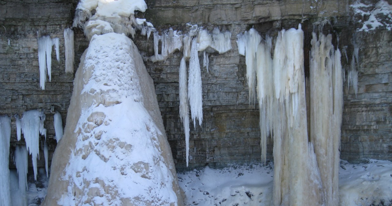 Groźny wypadek pod zamarzniętym wodospadem. Lód spadł na ludzi ...