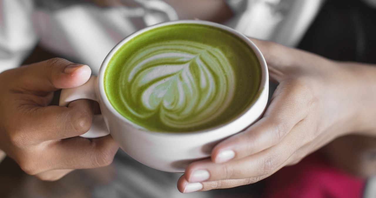 Kawa czy matcha? Obie pobudzają, ale każda działa inaczej. Którą wybrać ...