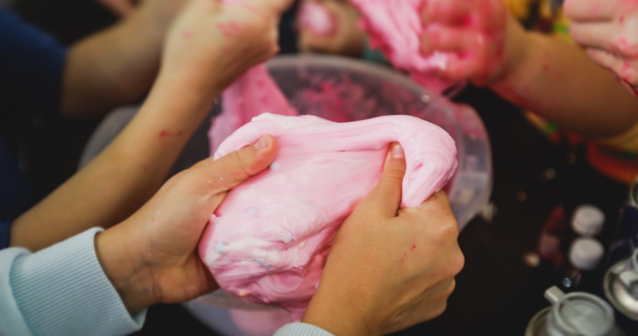 Jak zrobić slime w domu? Przepis, rodzaje i bezpieczeństwo - Taniomam w ...