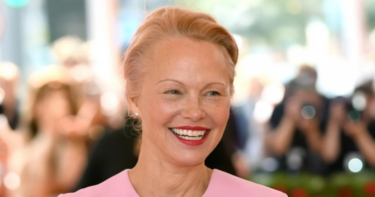 Pamela Anderson pokazała, jak dba o cerę o poranku. Wystarczą 4 ...