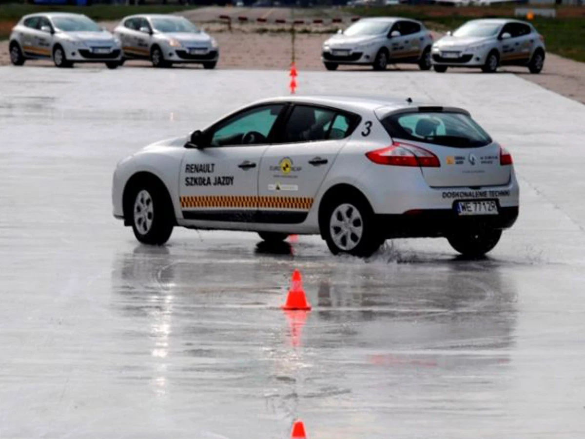 Jak parkować prostopadle przodem i na kopertę? - Styl w INTERIA.PL