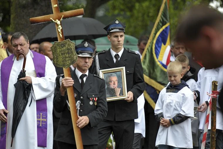 Prokuratura ujawniła kolejne dane z sekcji zwłok Leppera - Wydarzenia w ...