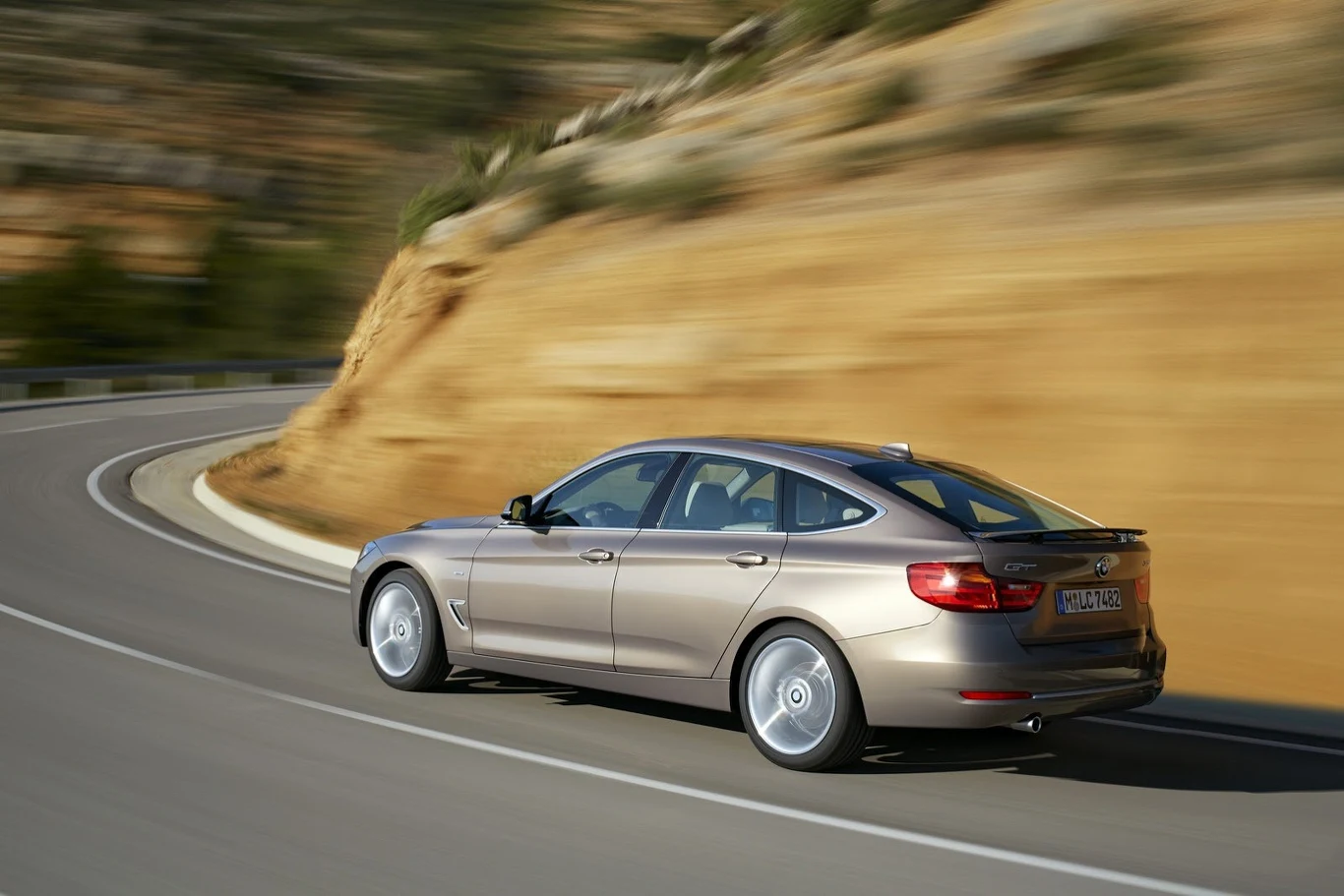 BMW 3 GT oficjalnie - zdjęcia i wideo - Motoryzacja w INTERIA.PL