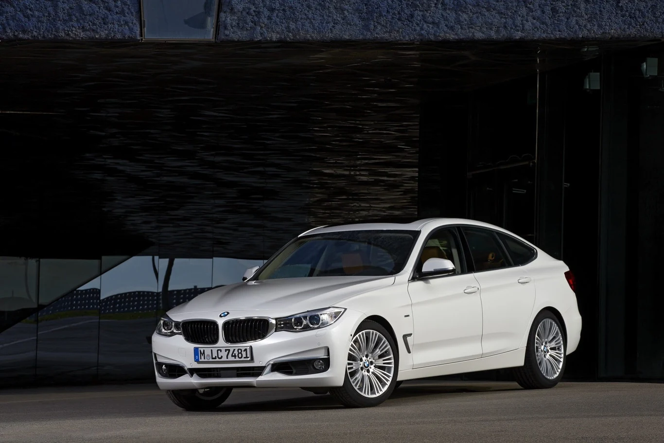 BMW 3 GT oficjalnie - zdjęcia i wideo - Motoryzacja w INTERIA.PL