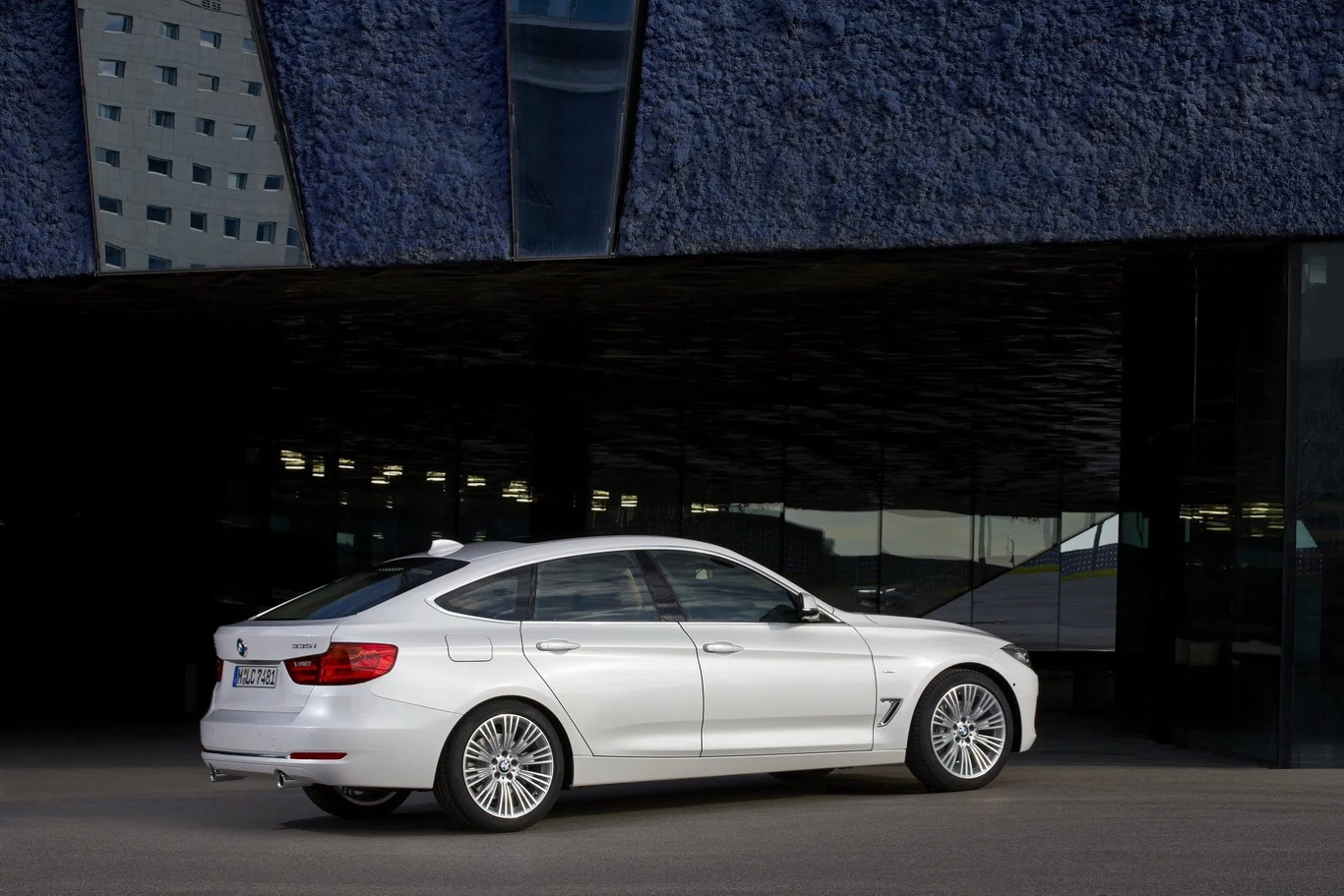 BMW 3 GT oficjalnie - zdjęcia i wideo - Motoryzacja w INTERIA.PL