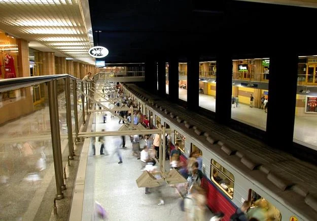 Usunięto usterkę szyn, metro jeździ normalnie - Wydarzenia w INTERIA.PL