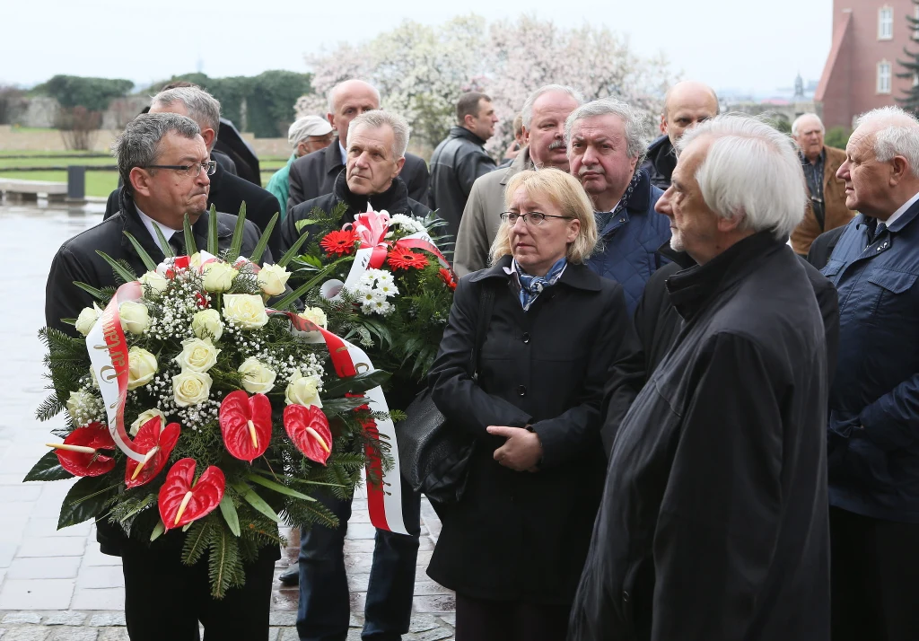Marta Kaczyńska złożyła kwiaty na grobie rodziców - Wydarzenia w INTERIA.PL