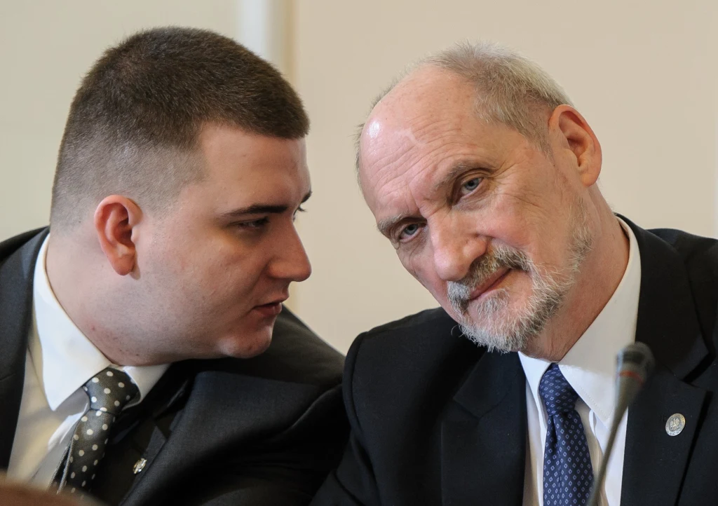 Bartłomiej Misiewicz: Tęsknię za ministrem Macierewiczem - Wydarzenia w ...