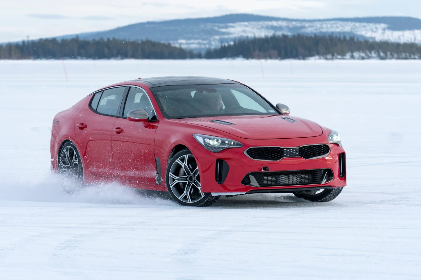 Kia Stinger po śniegu i lodzie - Motoryzacja w INTERIA.PL