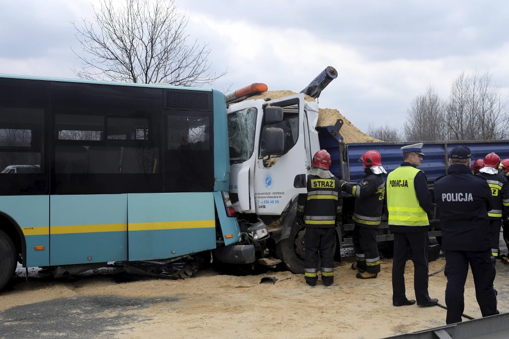 Wypadek autobusu w Katowicach. Dziewięć osób poszkodowanych - Wydarzenia w INTERIA.PL