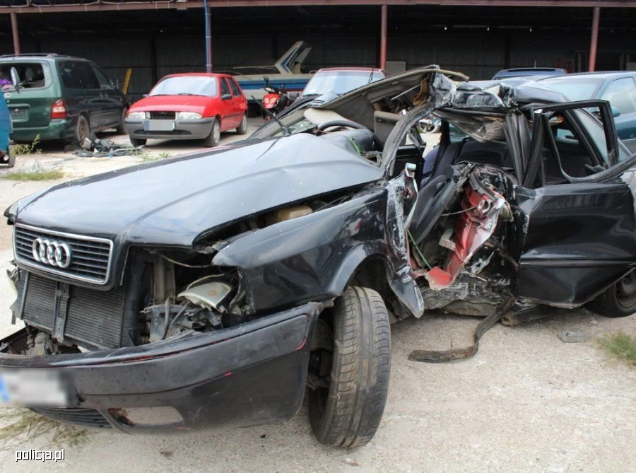 Przemocą zabrali auto. Uderzyli w słup - Motoryzacja w INTERIA.PL