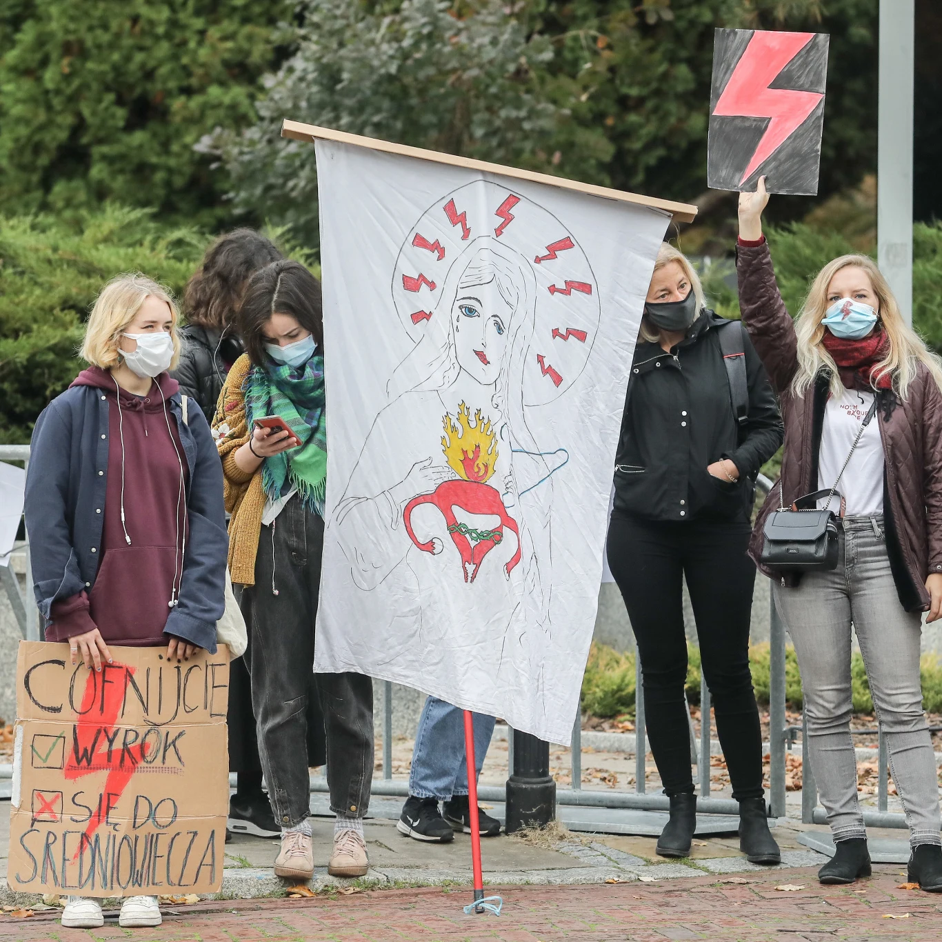 Symbol Strajku Kobiet porównany do SS. Wymowny post Związku Powstańców ...