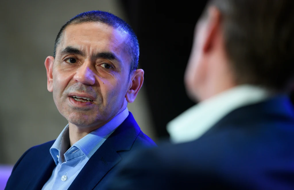 BioNTech nie planuje modyfikowania szczepionki. Zapewnia, że jest ...