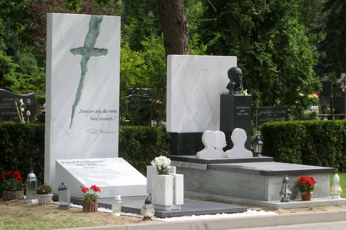 "Ranczo": Tak dziś wygląda grób Pawła Królikowskiego na Powązkach ...