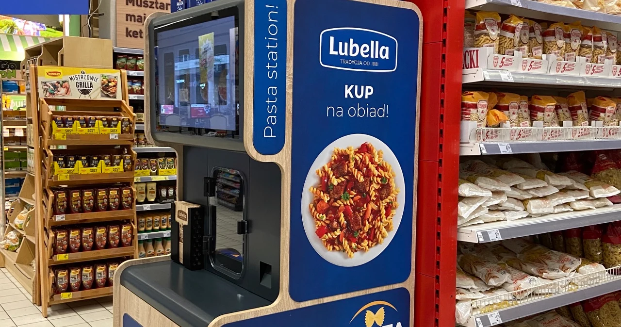Nowoczesny refillomat pozwalający kupować makaron w sieci Carrefour ...