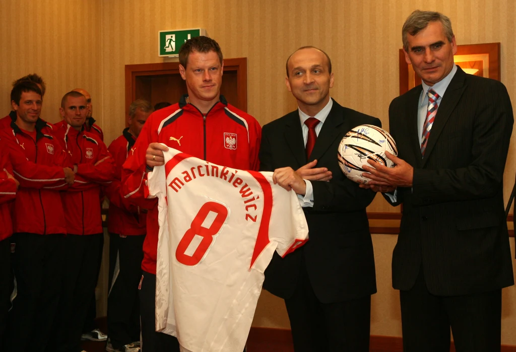 Wszedł pan premier do szatni, śmichy-chichy, a tu nas na hymny wołają ...