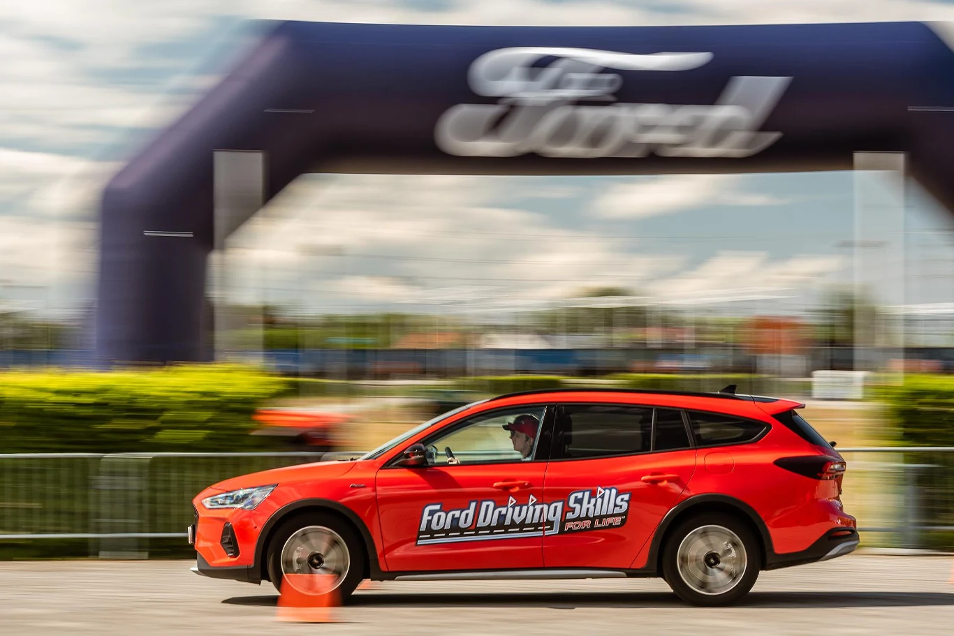 Ford nie wierzy w szkoły jazdy. Przeszkolili 300 osób w jeden dzień ...