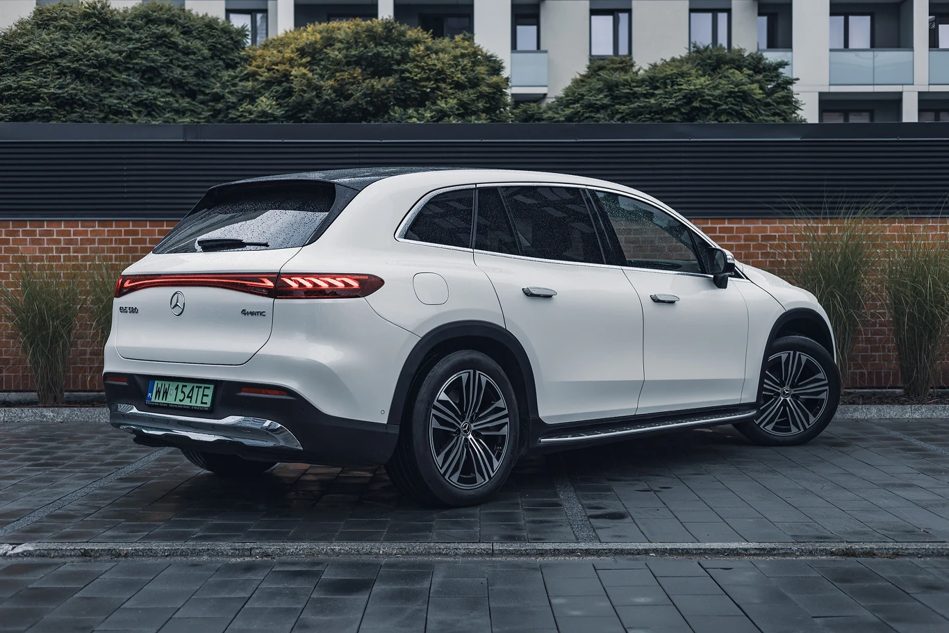 Mercedes EQS SUV 580 4MATIC - bardzo luksusowy i rodzinny, ale nie bez ...