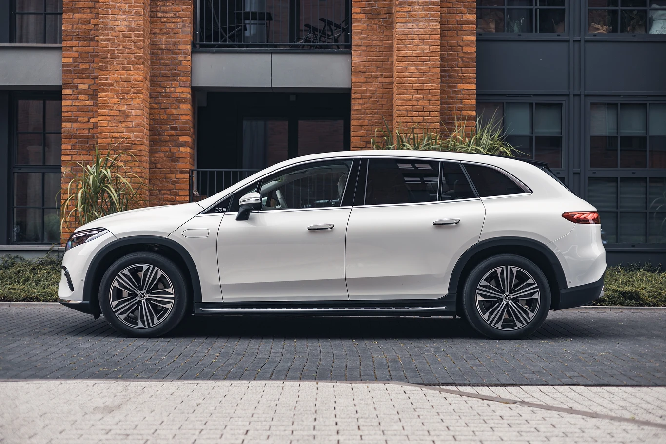 Mercedes EQS SUV 580 4MATIC - bardzo luksusowy i rodzinny, ale nie bez ...