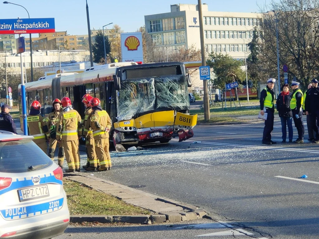 Warszawa. Poważny wypadek autobusu. Są ranni - Wydarzenia w INTERIA.PL