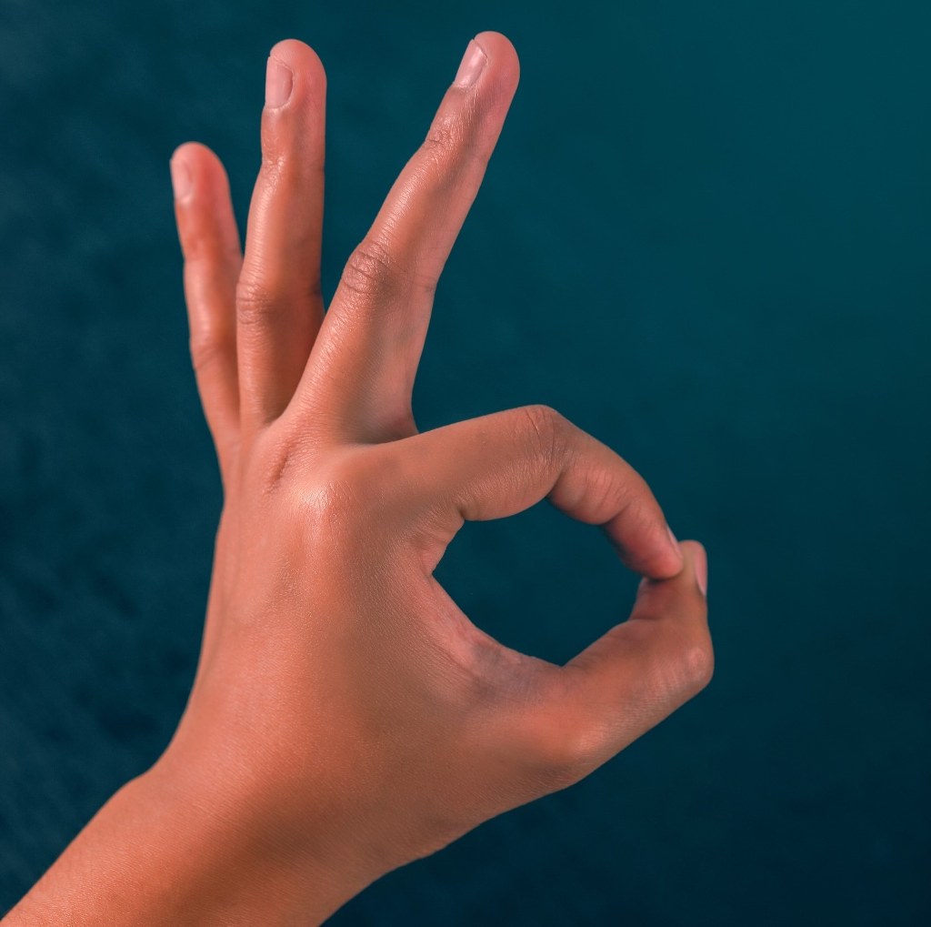 Co zdradzają nasze gesty? Mowa rąk i palców