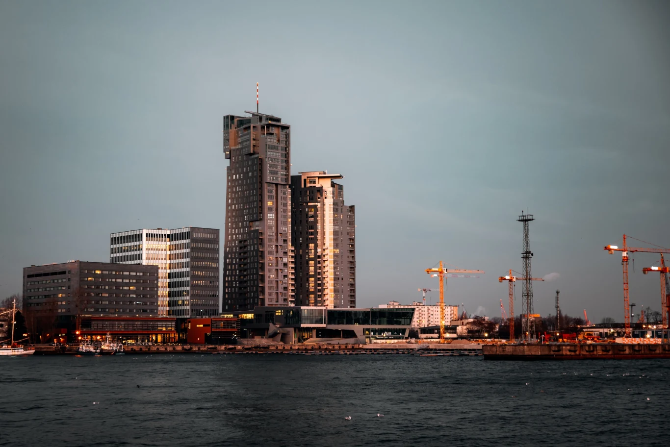 Teoretycznie nie mają prawa istnieć, ale Sea Towers nie boją się morza ...