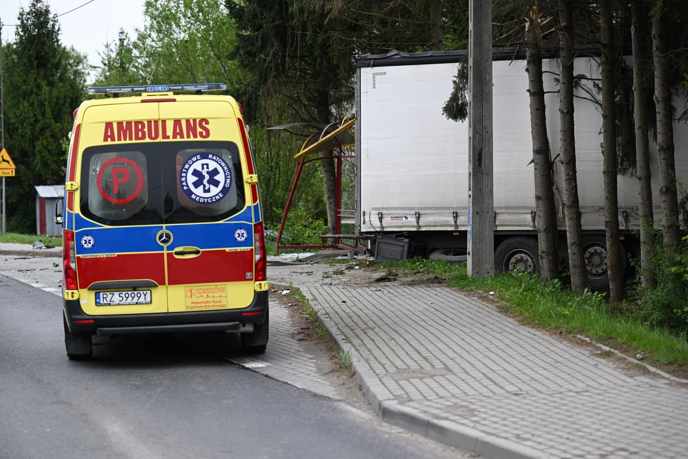 Podkarpackie. Wypadek koło Rzeszowa. Tir wjechał w przystanek, są ranni ...