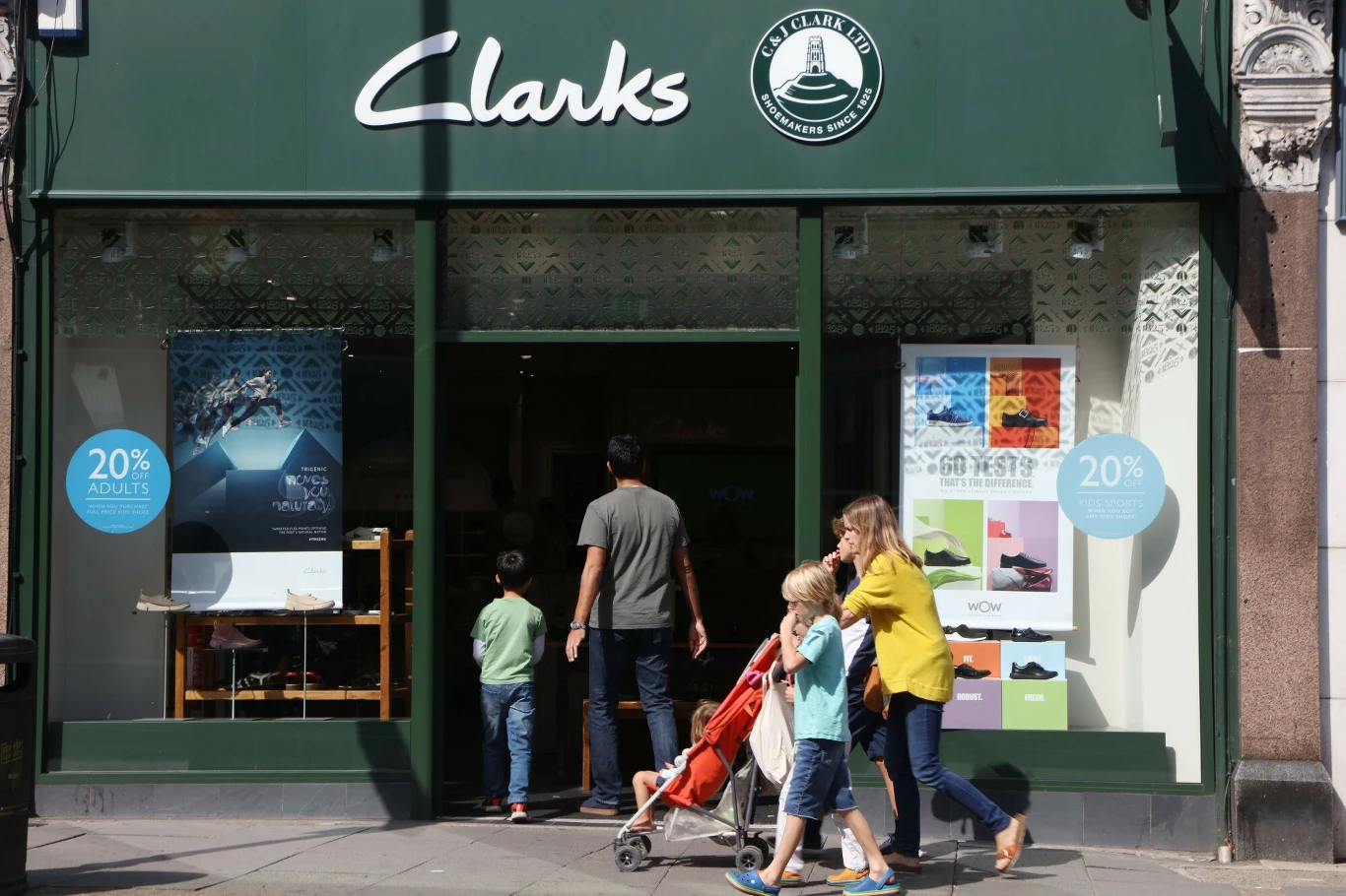 Clarks zaciska pasa. Obuwniczy gigant zapowiada zwolnienia - Biznes w ...