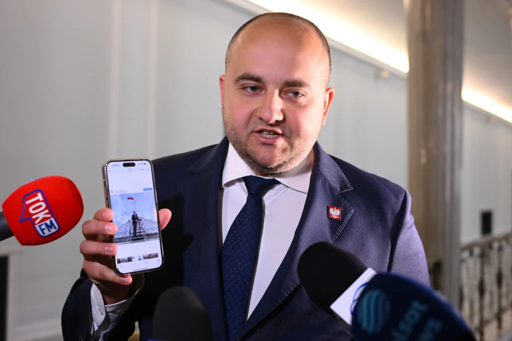 Dariusz Matecki na sejmowych dachu. Prezydium Sejmu zdecydowało o karze ...