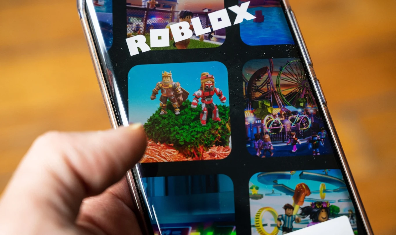 Roblox: Weryfikacja wieku AI blokuje czat. Gracze tracą historię rozmów ...