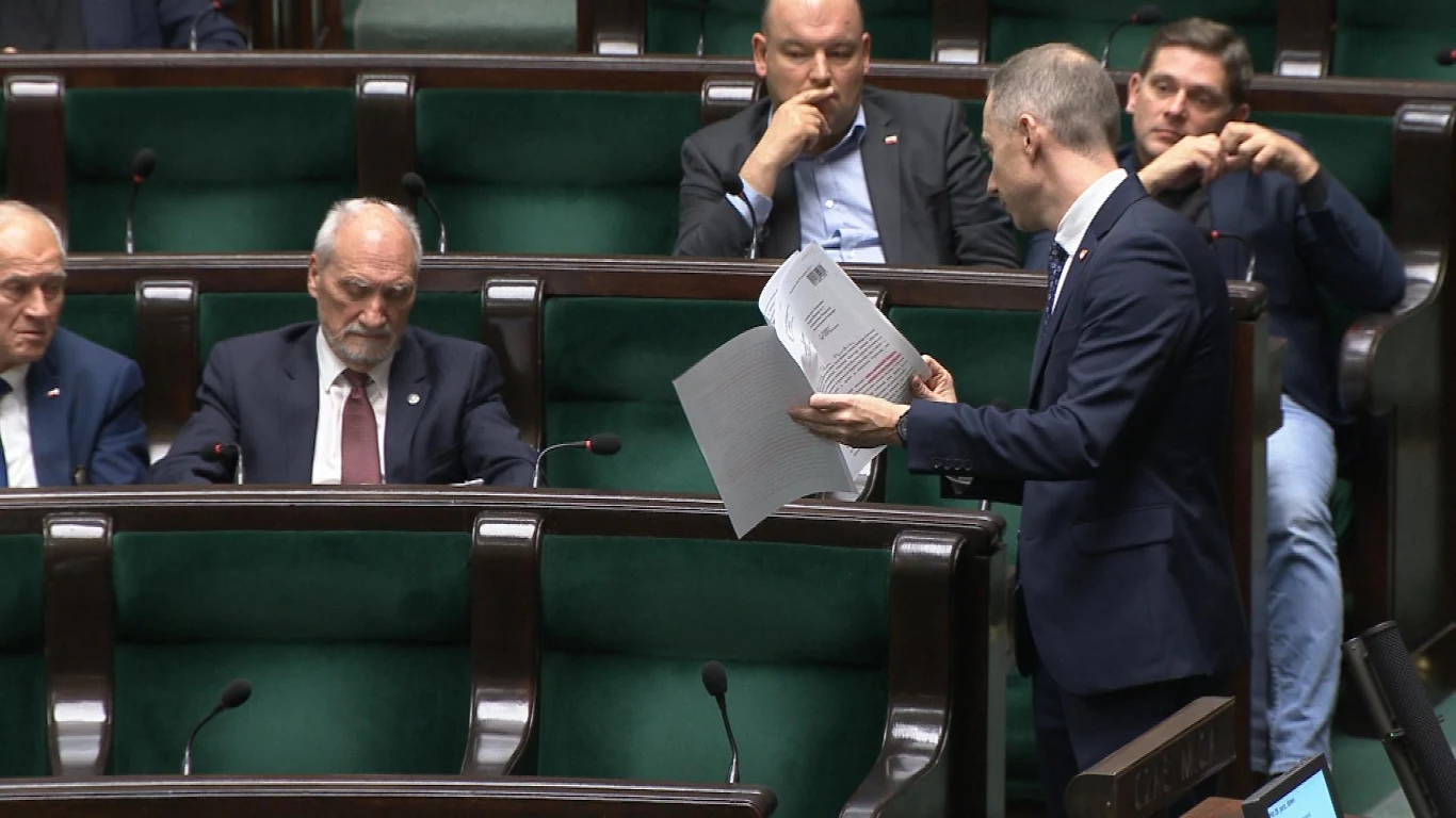 Sejm. Dyskusja o podkomisji smoleńskiej. Tomczyk ruszył w stronę ...