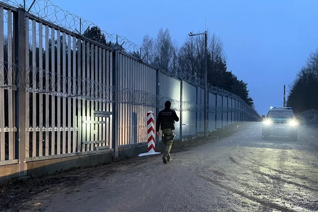 Incydent na granicy polsko-białoruskiej. Migranci rzucali petardami - Wydarzenia w INTERIA.PL