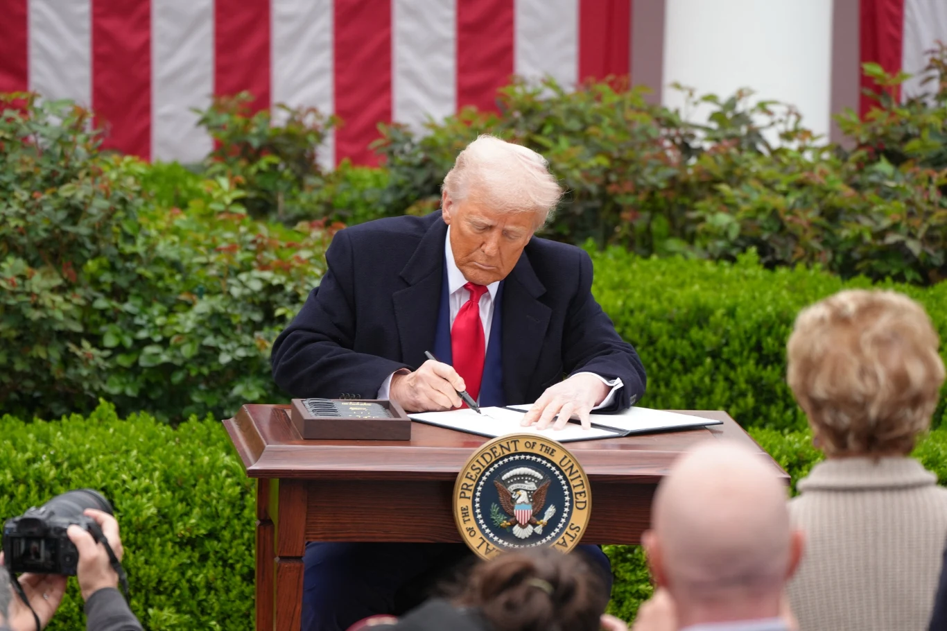"Wzór Trumpa" przedmiotem kpin. "Kolosalna niedokładność" - Biznes w ...