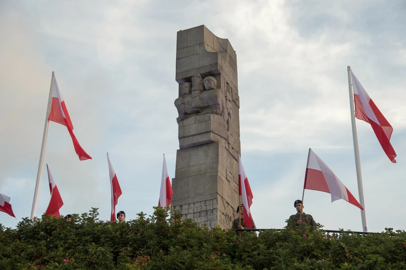 Gdańsk. Skandaliczne zachowanie na Westerplatte. Zerwano polskie flagi ...