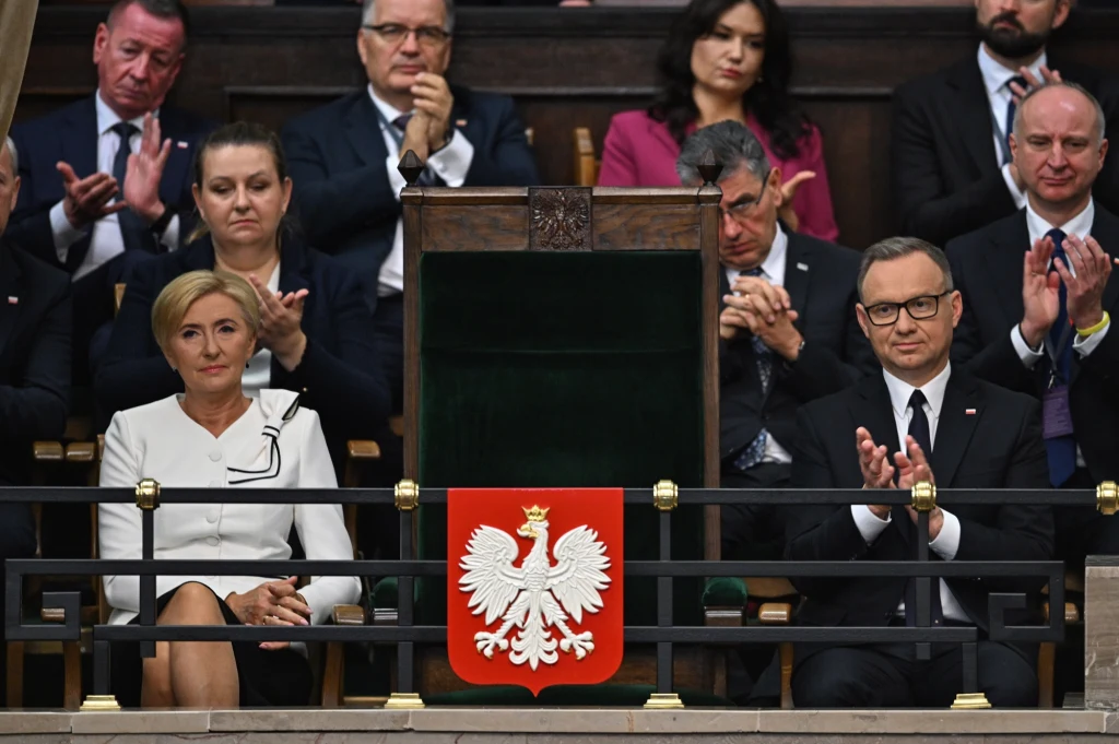 Zaprzysiężenie Karola Nawrockiego. Symboliczny gest Andrzeja Dudy - Wydarzenia w INTERIA.PL