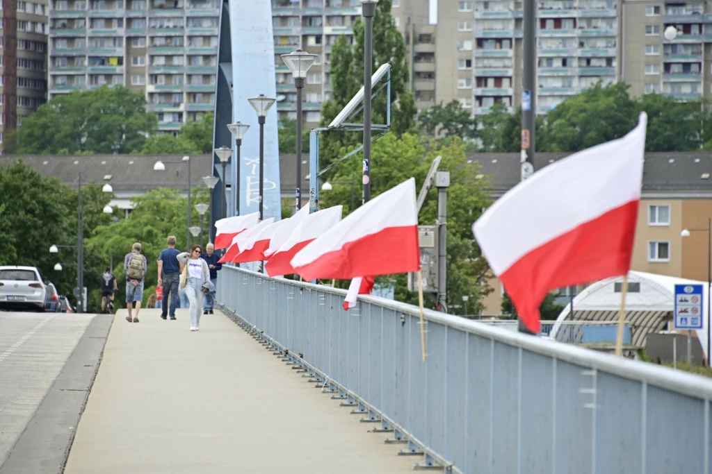 Słubice. Niemiec zerwał polskie flagi. Mężczyzna usłyszał zarzuty ...