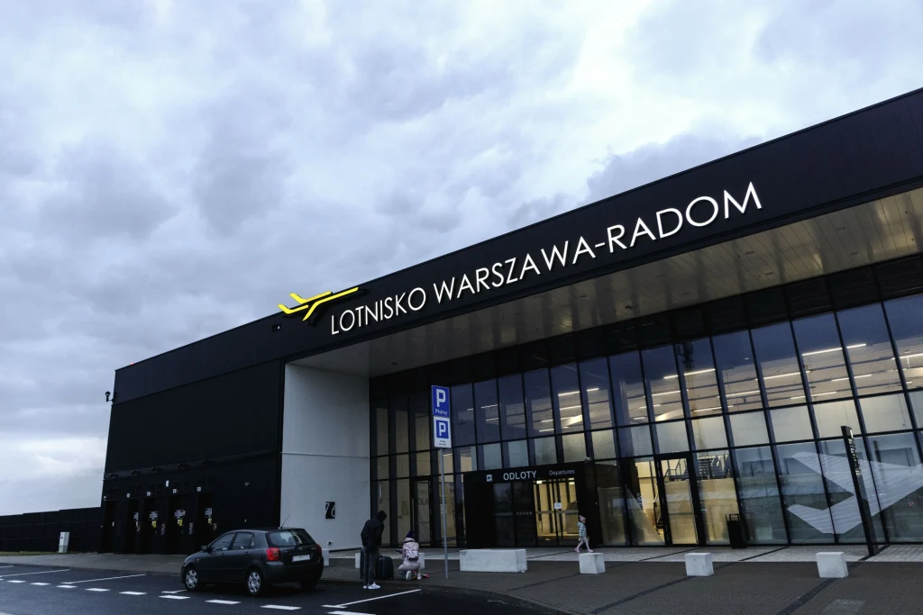 Radom, katastrofa F-16. Co z lotami z portu Warszawa-Radom? LOT reaguje ...
