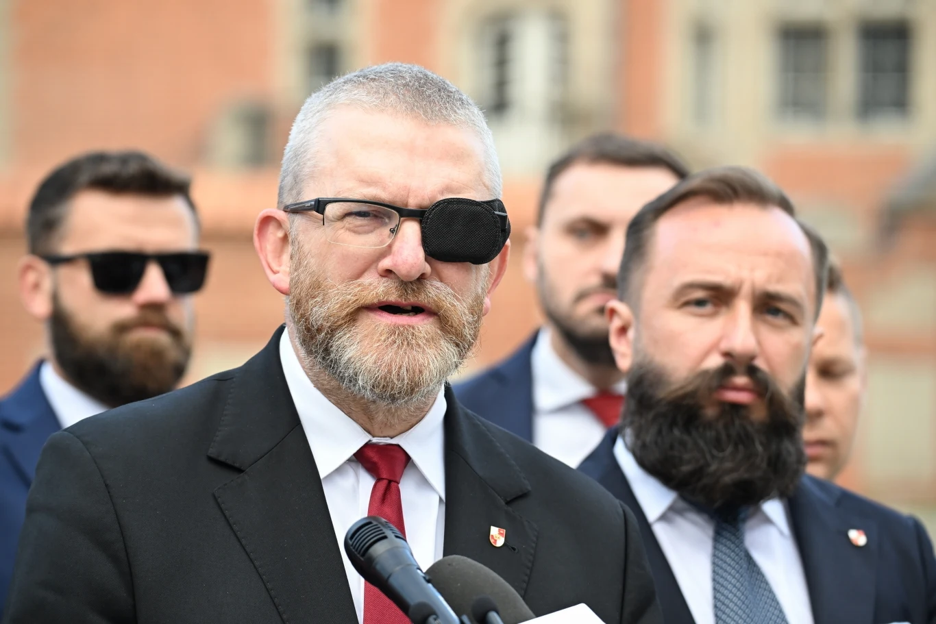 Grzegorz Braun z czarną opaską na oku. Polityk ujawnia przyczynę ...