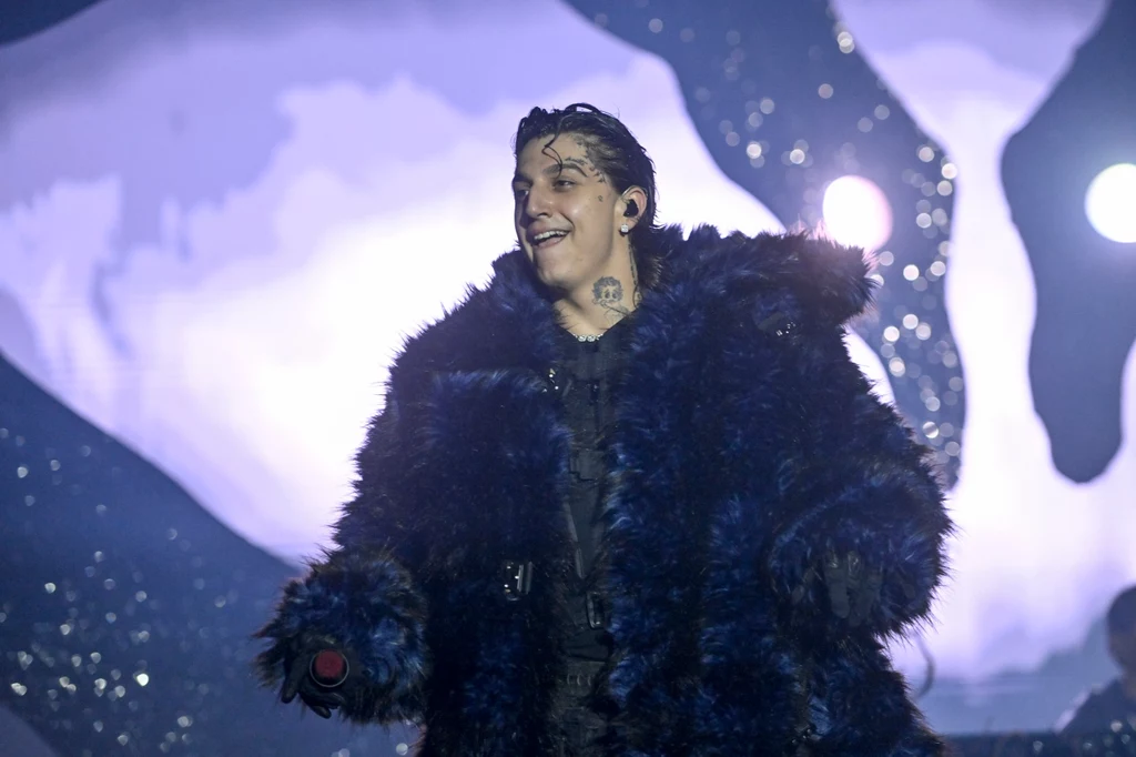 Sobel po wypadku wrócił na scenę! Zaśpiewał z sanah na PGE Narodowym ... Sobel po wypadku wrócił na scenę! Zaśpiewał z sanah na PGE Narodowym ...