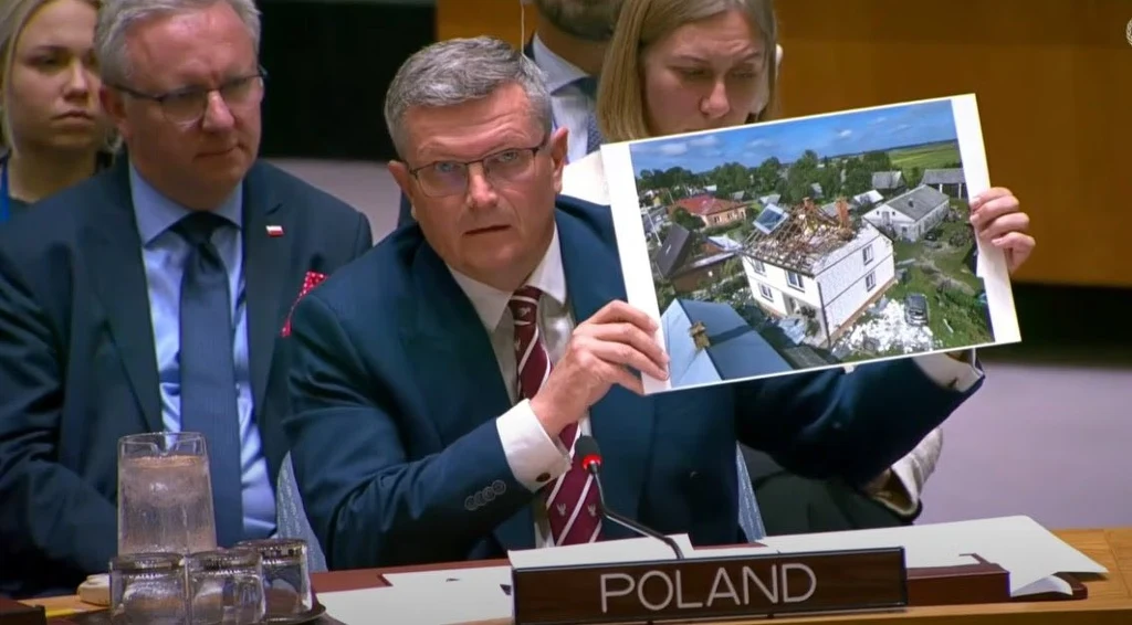 Zniszczony dom Wyrykach. Marcin Bosacki tłumaczy się ze zdjęcia w ONZ ...