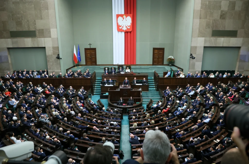 Sondaż. Polacy ocenili instytucje państwowe. Zapytano też o prezydenta - Wydarzenia w INTERIA.PL