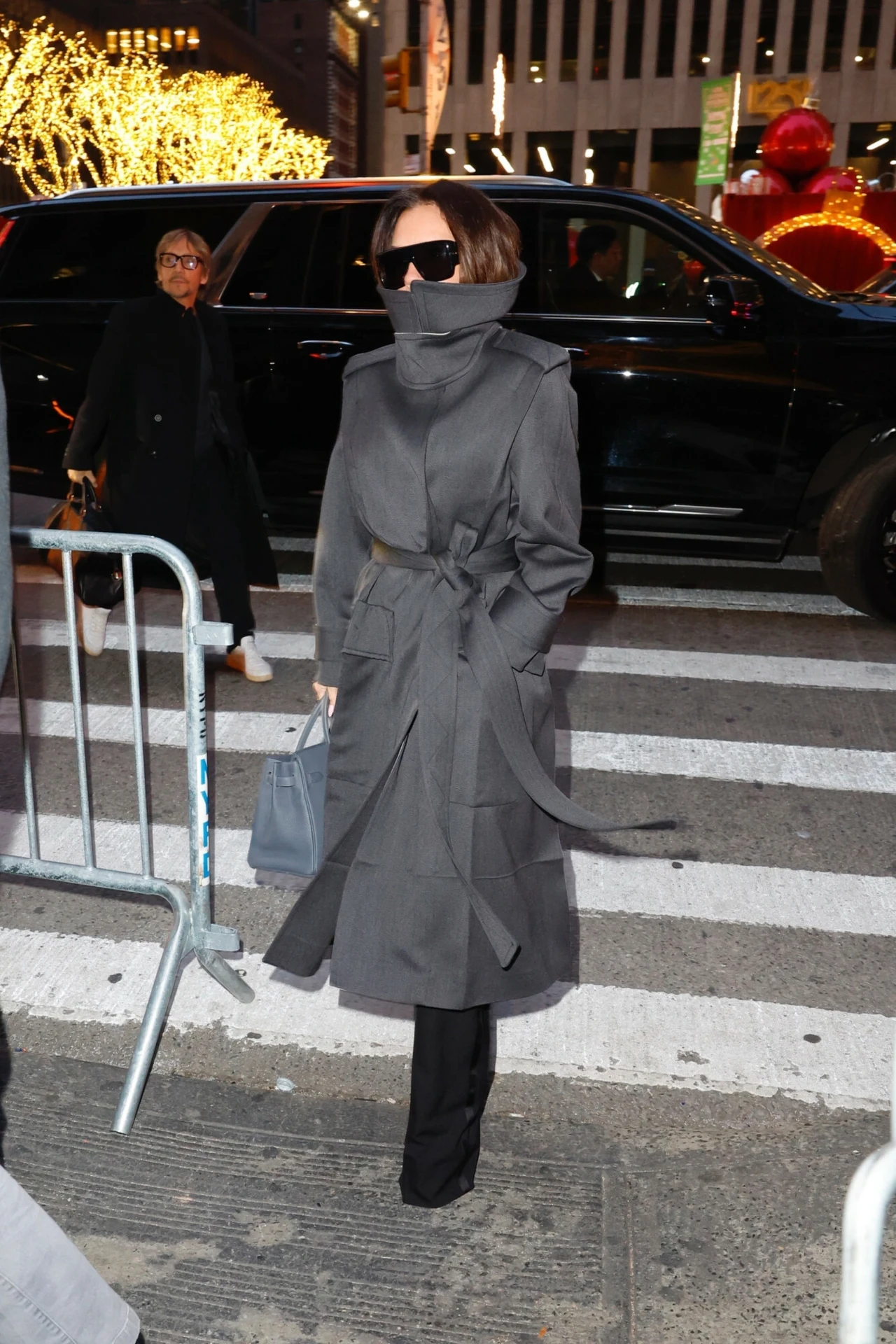 Victoria Beckham w modnym płaszczu z kołnierzem. To jej projekt - Styl ...