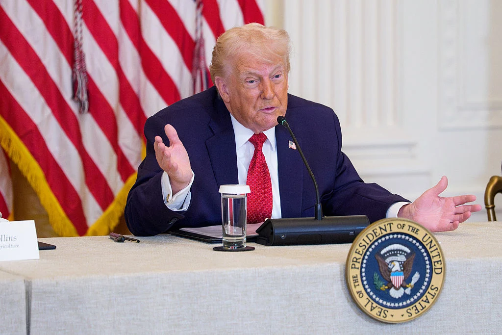 Donald Trump zakpił z Emmanuela Macrona. W tle amerykańskie cła ...