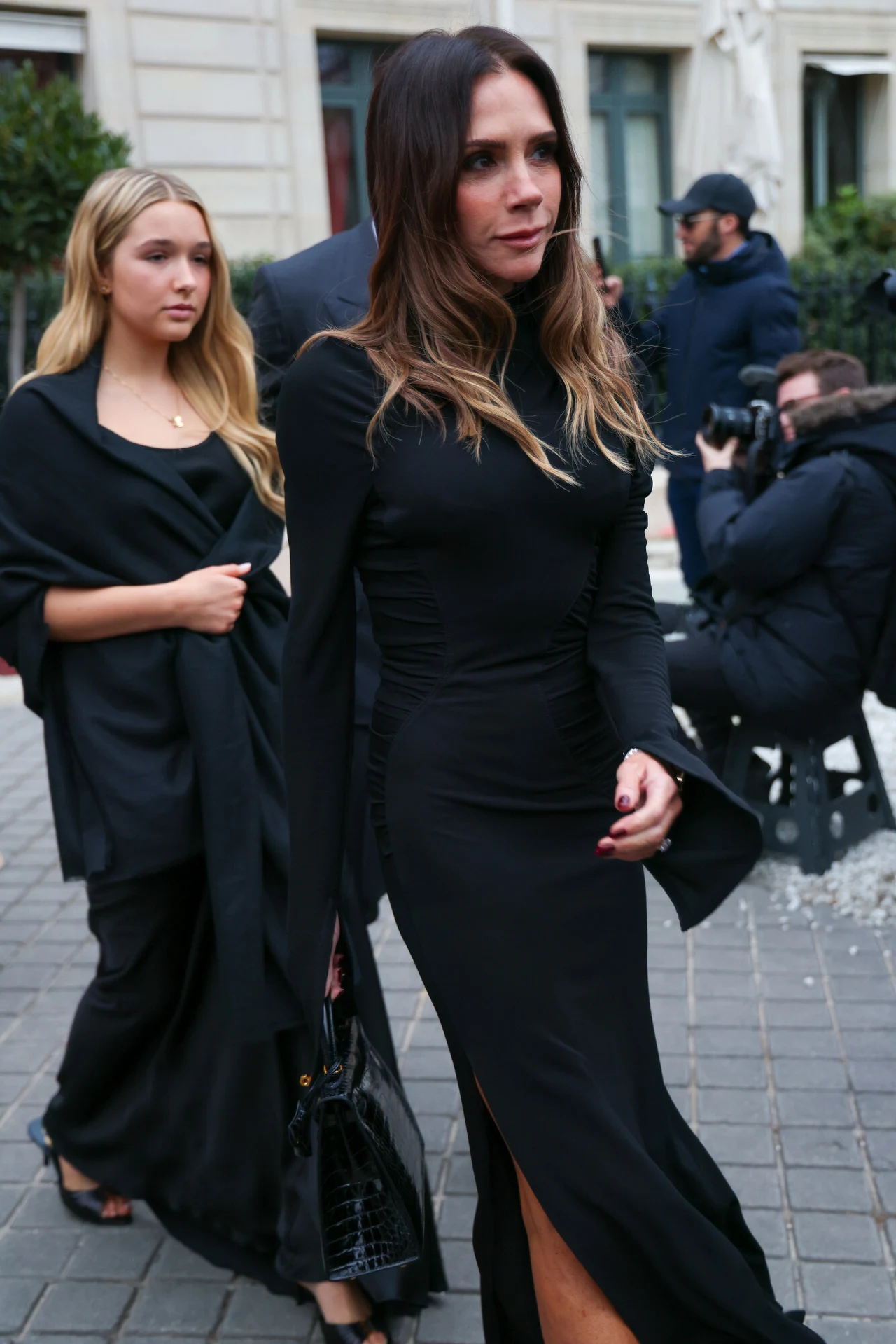Ponura Victoria Beckham w Paryżu. Wciąż przeżywa sytuację z synem ...