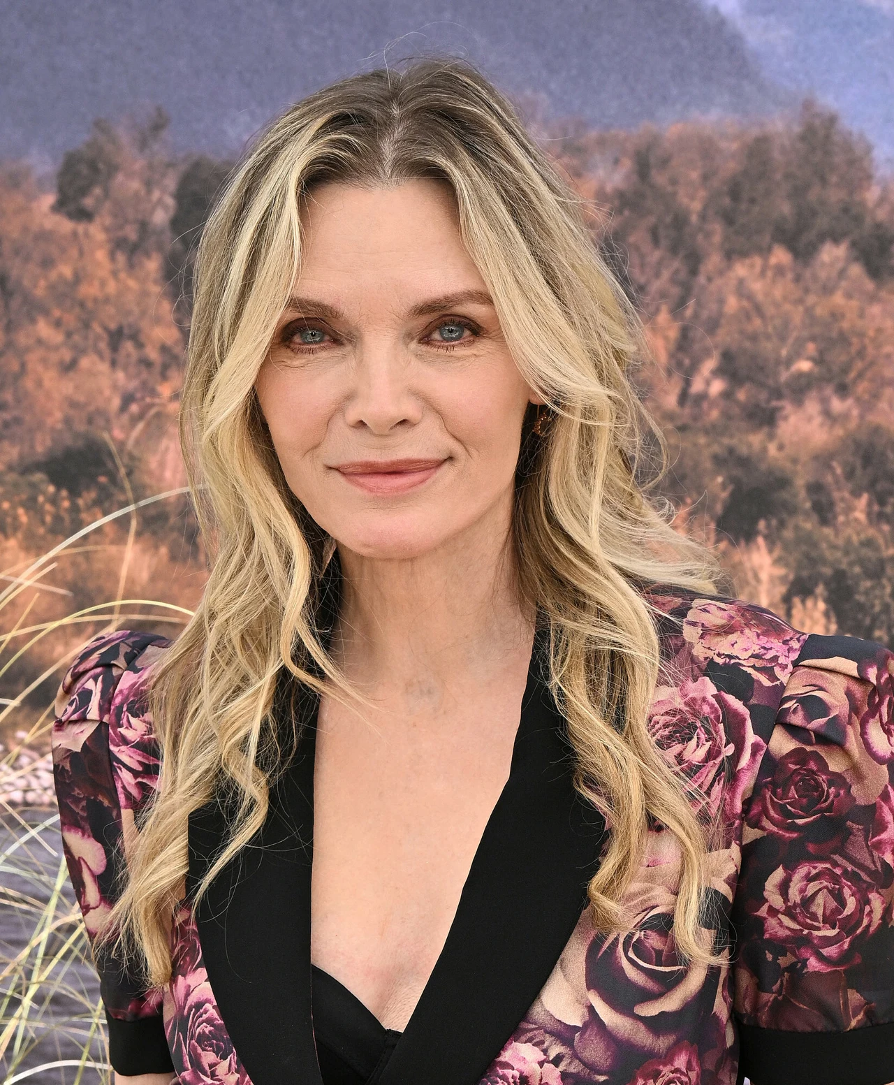 Michelle Pfeiffer w dziewczęcej sukni w kwiaty. 68 lat i taka forma ...