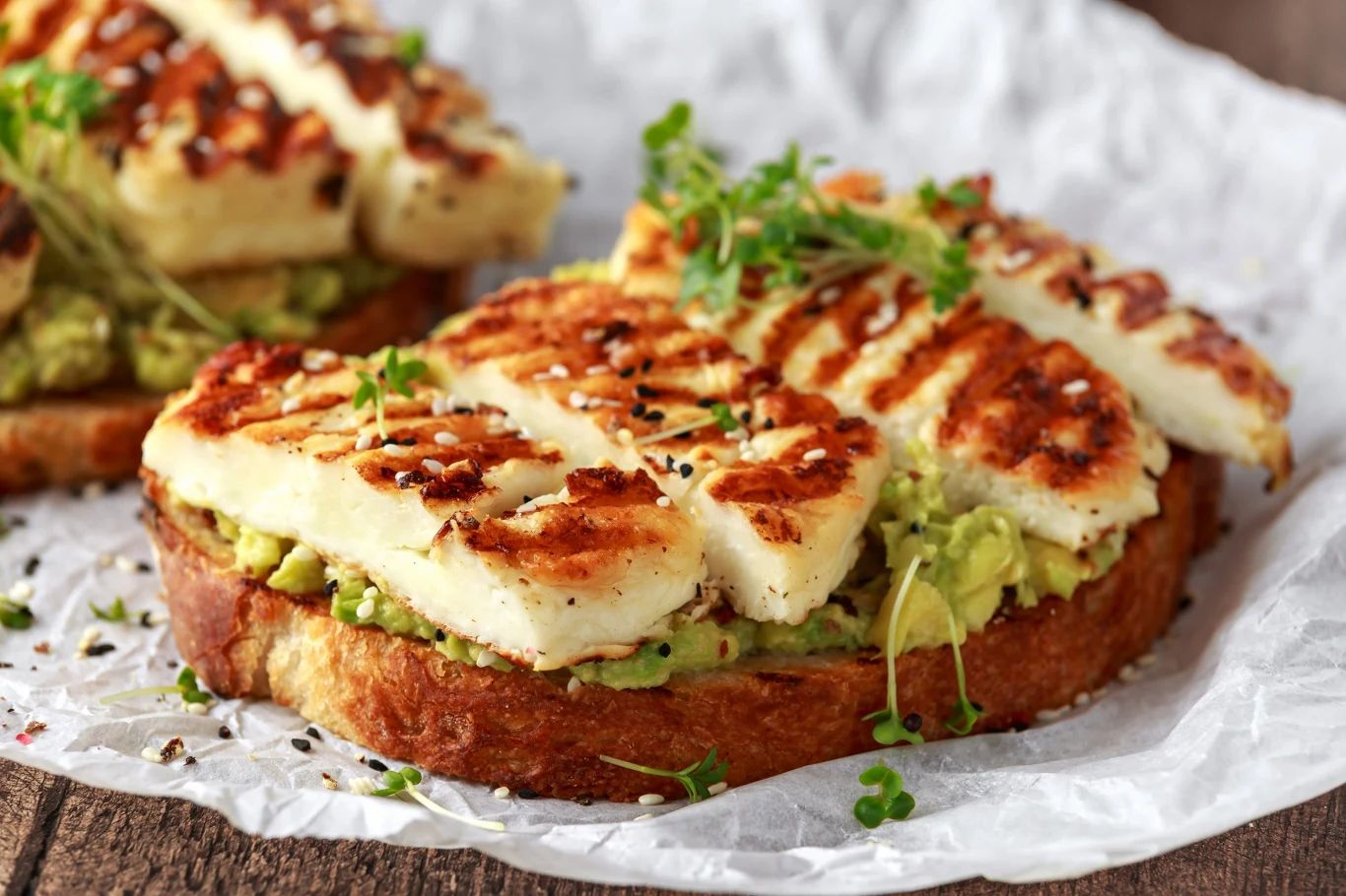 Jak grillować ser halloumi? Postępuj w ten sposób, a goście będą ...